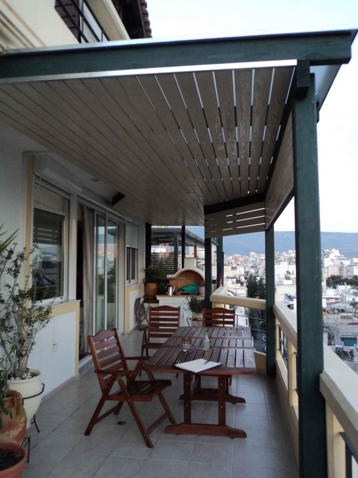 Ξύλινη πέργκολα σε μπαλκόνι πολυκατοικίας | Treehouse