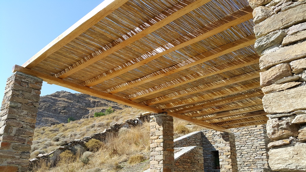 Ξύλινες πέργκολες με τράβες και καλαμωτή | Treehouse