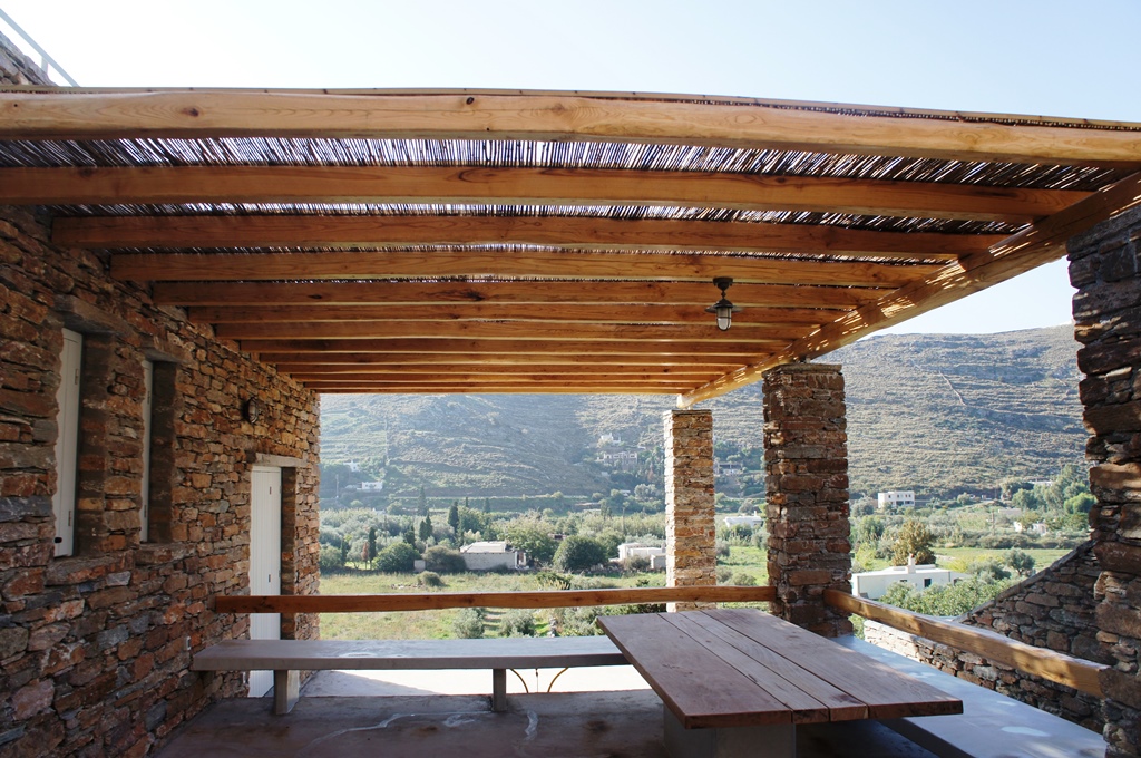 Ξύλινες πέργκολες με τράβες και καλαμωτή | Treehouse